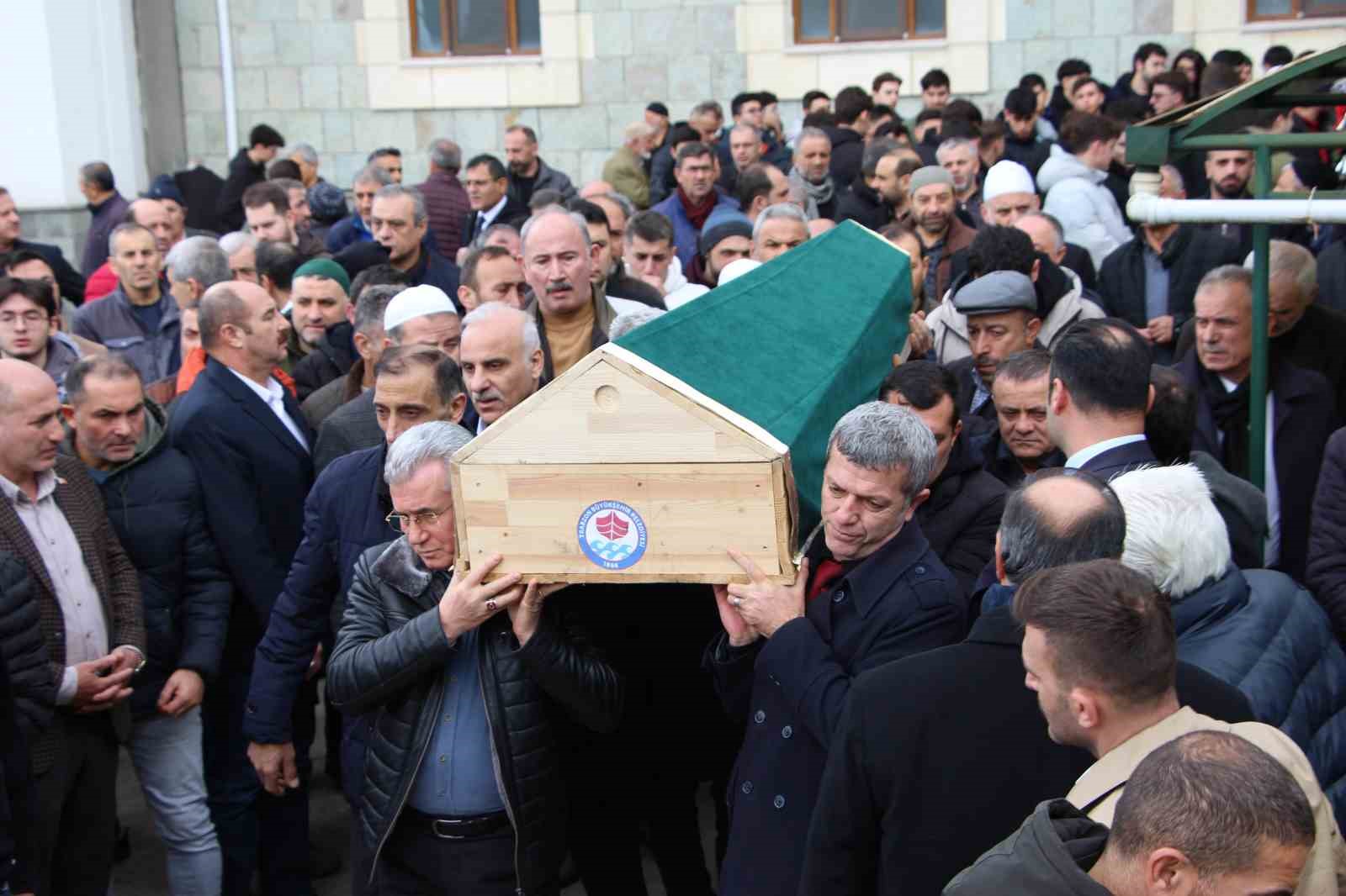 Tabanca ile intihar eden lise öğrencisi sınıf arkadaşlarından helallik ... Tabanca ile intihar eden lise öğrencisi sınıf arkadaşlarından helallik ...